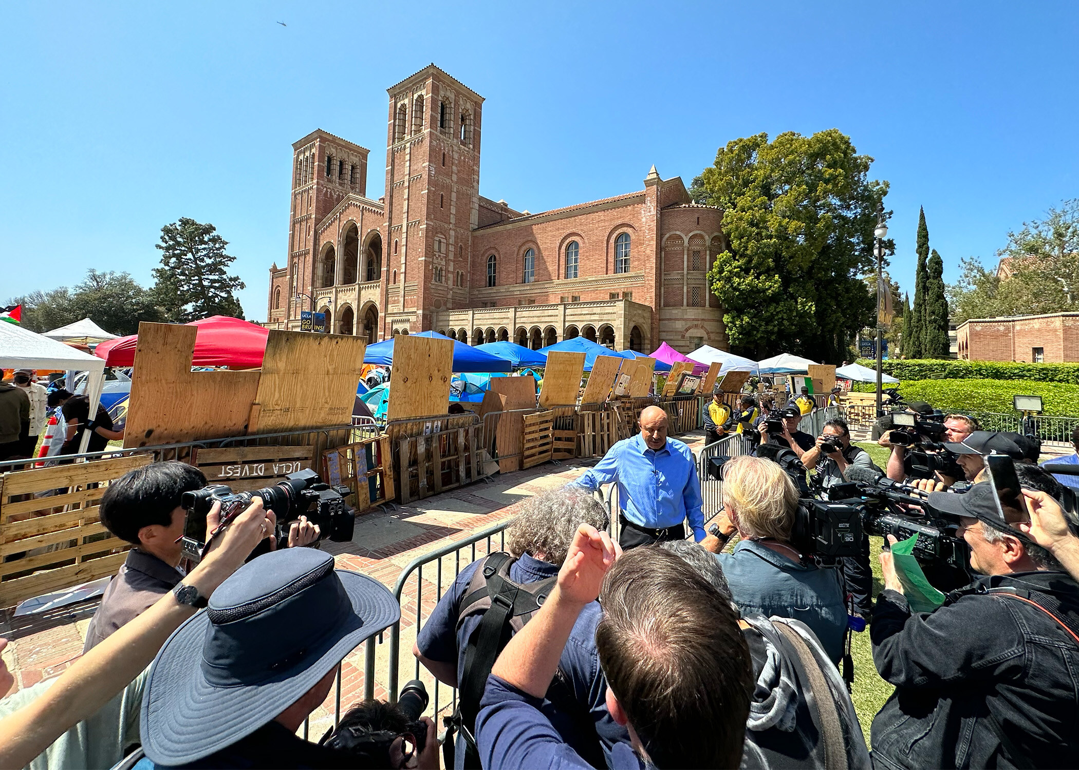 'It's a bad situation,' Dr. Phil visits UCLA campus